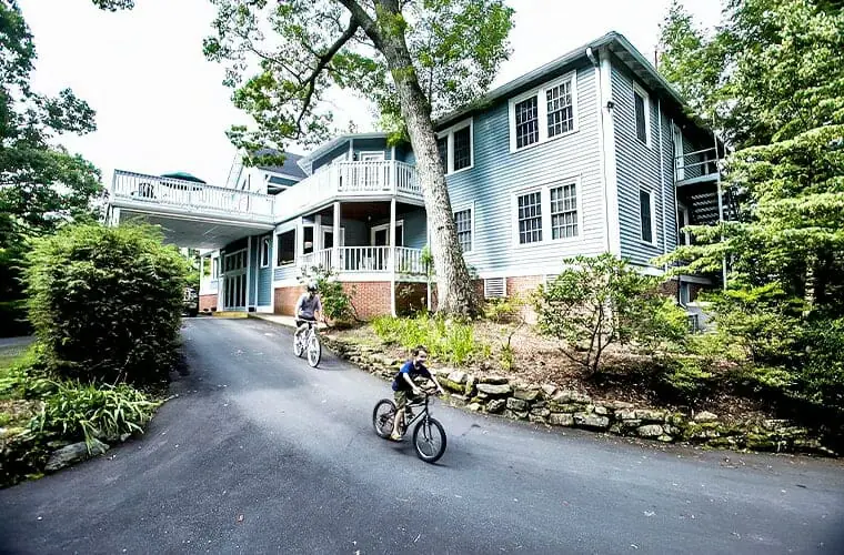 Highland Lake Inn & Resort - Flat Rock
