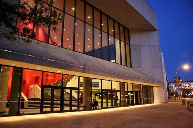 des moines civic center