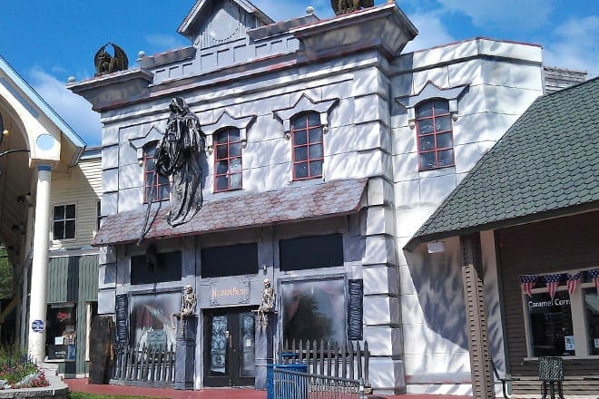 the haunted theatre and mackinaw haunted house