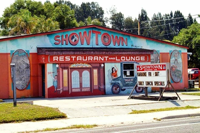 showtown bar and grill