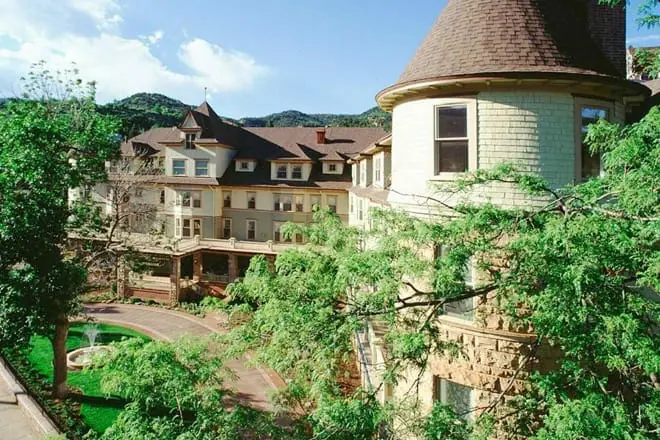 the cliff house at pikes peak
