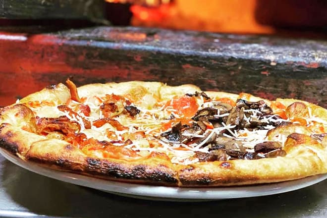 clemente’s trolley pizzeria