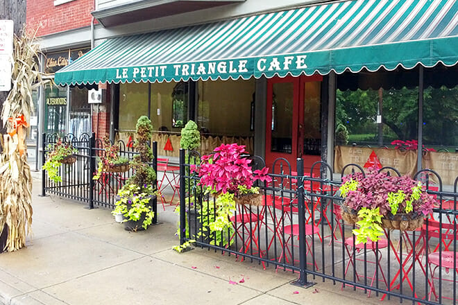 Le Petit Triangle Cafe