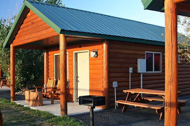 Frontier Cabins Motel