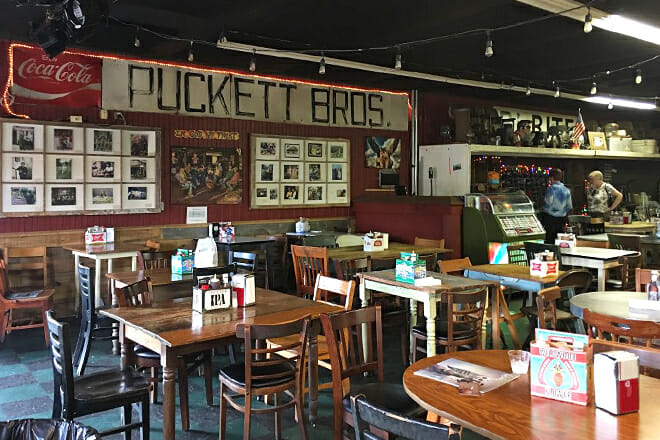 Puckett's Gro. & Restaurant