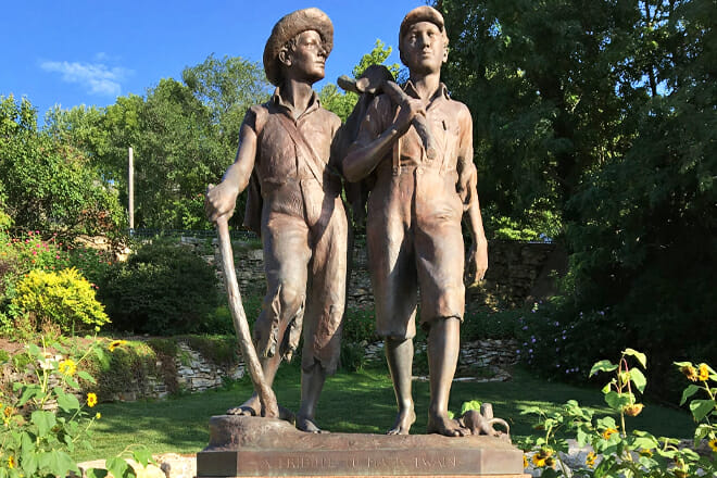 Tom and Huck's Statue