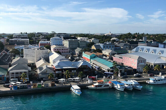 What is the Bahamas famous for: Geographical Overview