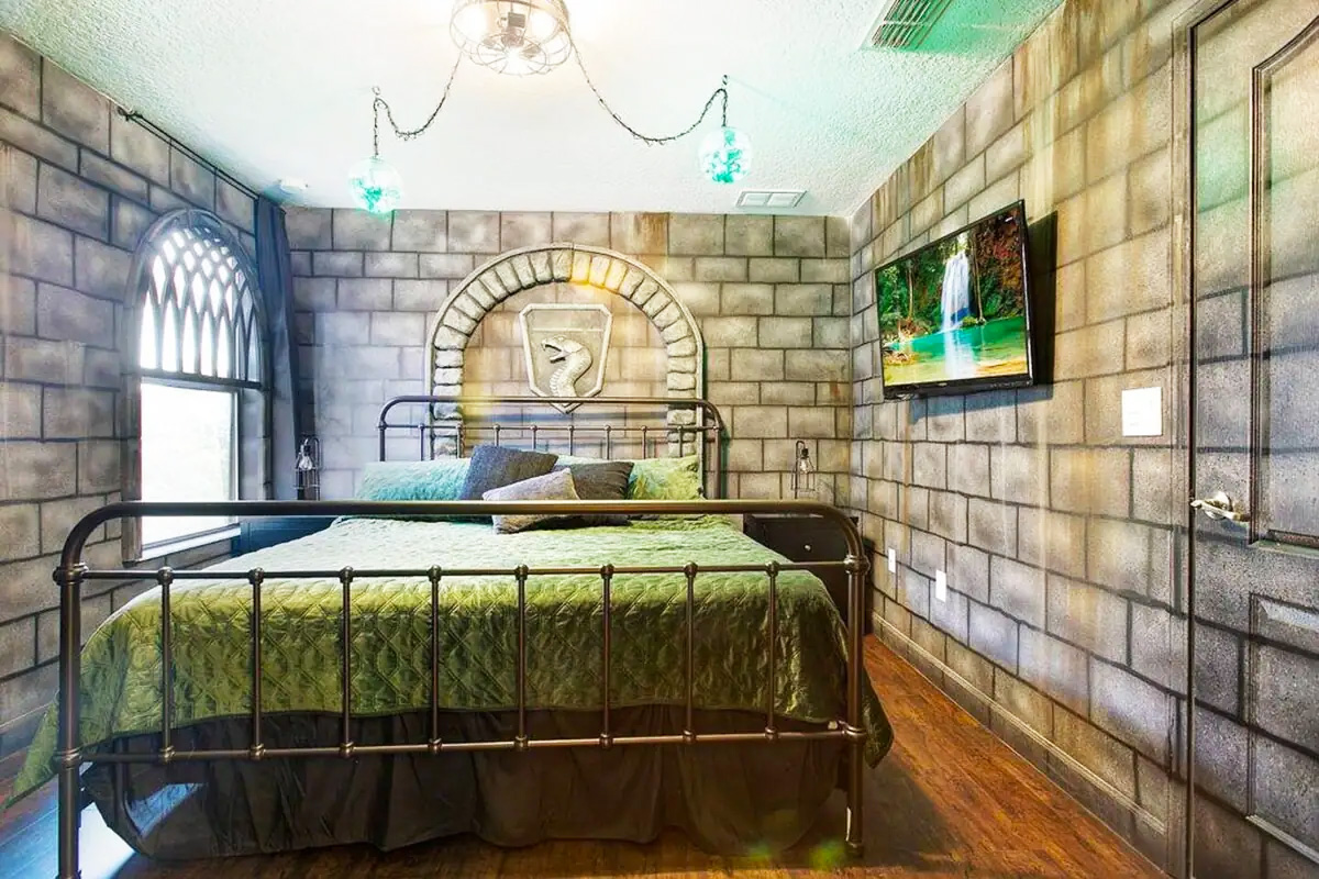 A Slytherin themed room.