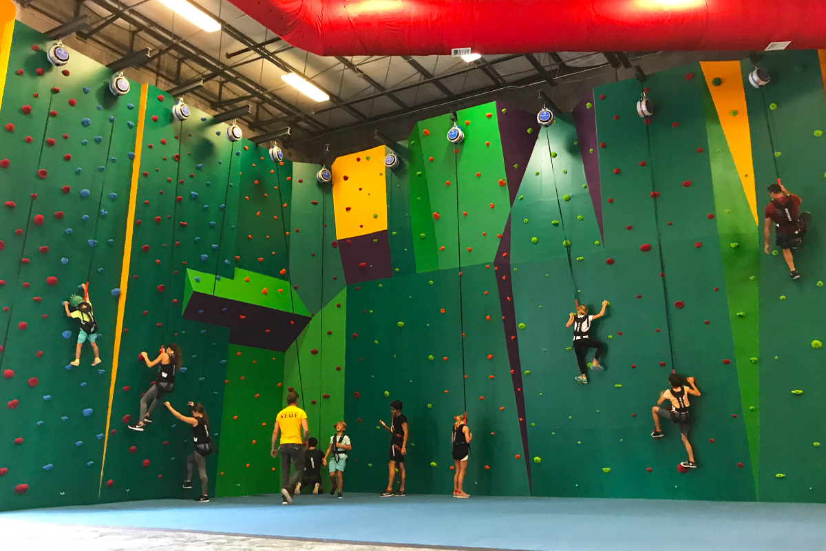 A wall climbing experience in the planet obstacle