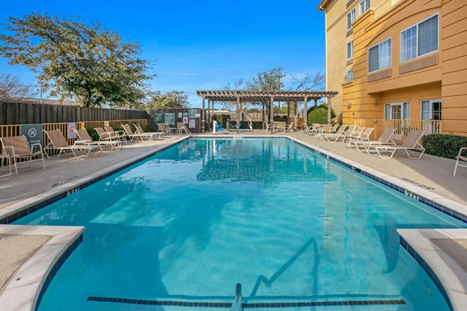 La Quinta Inn & Suites by Wyndham - DFW Airport South / Irving