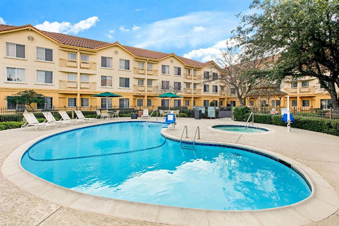 La Quinta Inn & Suites by Wyndham - Dallas DFW Airport North