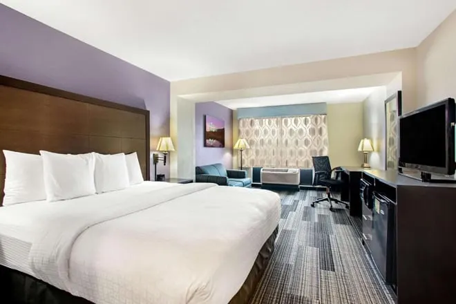 La Quinta Inn & Suites by Wyndham Springfield Airport Plaza