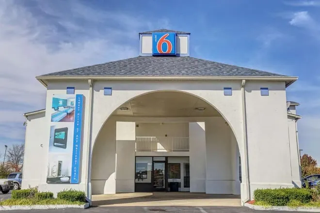Motel 6 Dickson, TN