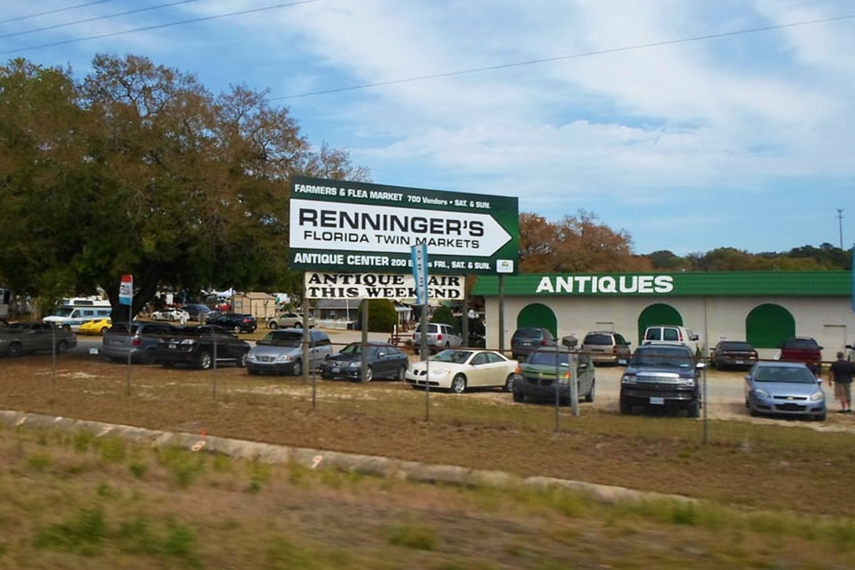  The Renninger's Vintage Center sign