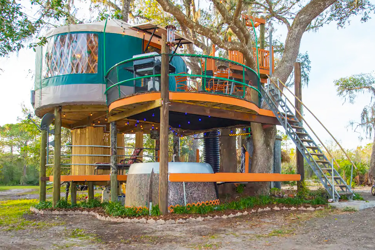 The exterior of the spectacular Tree house In Florida