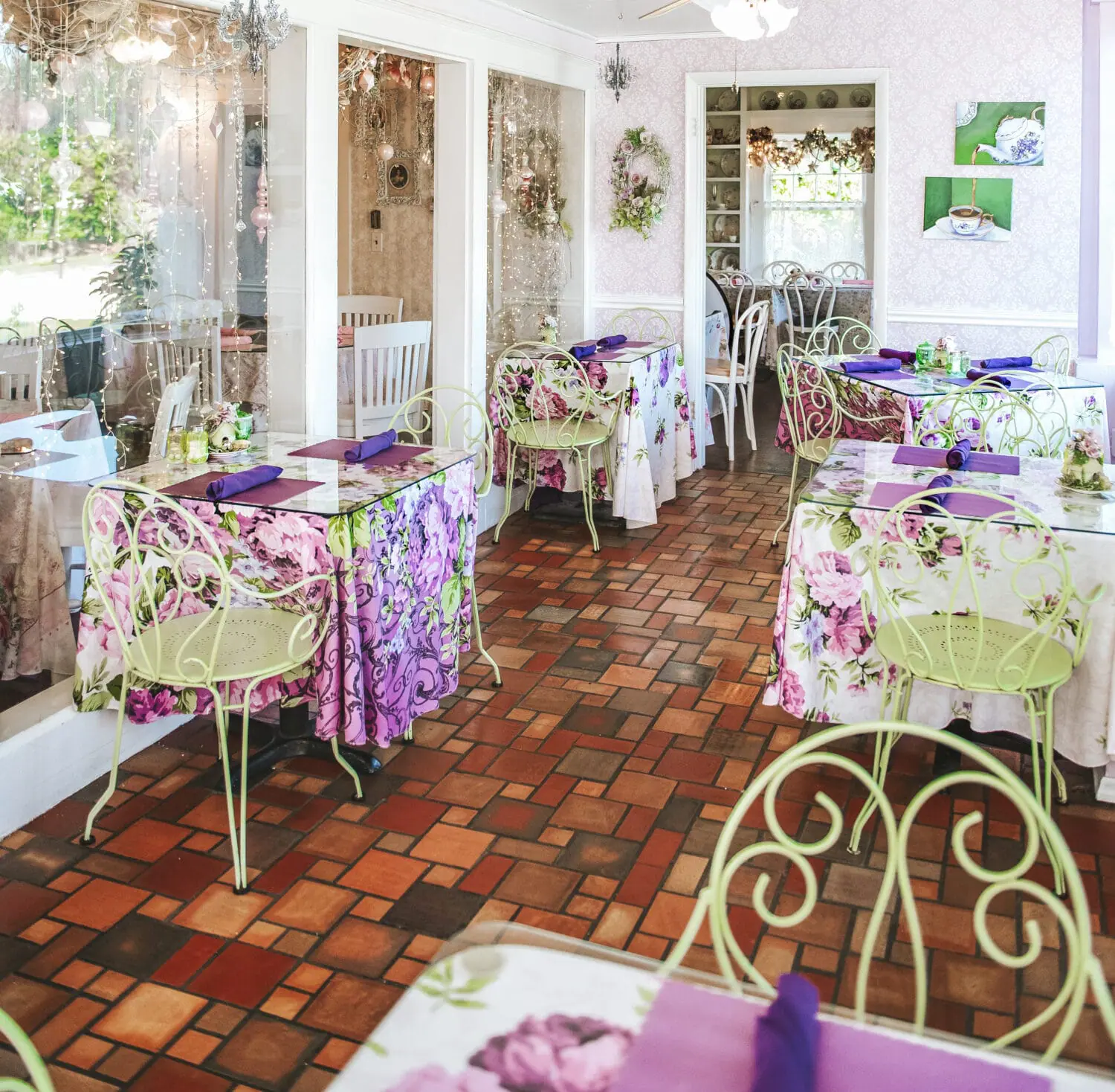 The lovely dining room.