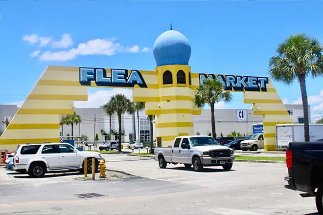 a picture of the markets massive entrance