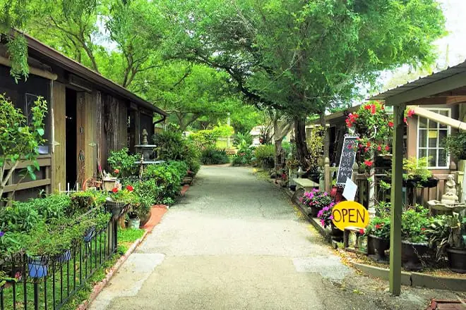 a quaint corner of renningers