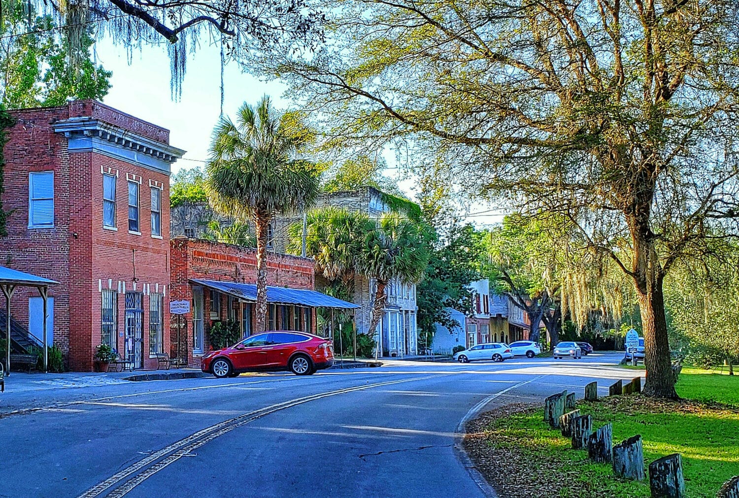 A shot of a street in the charming little town of Micanopy