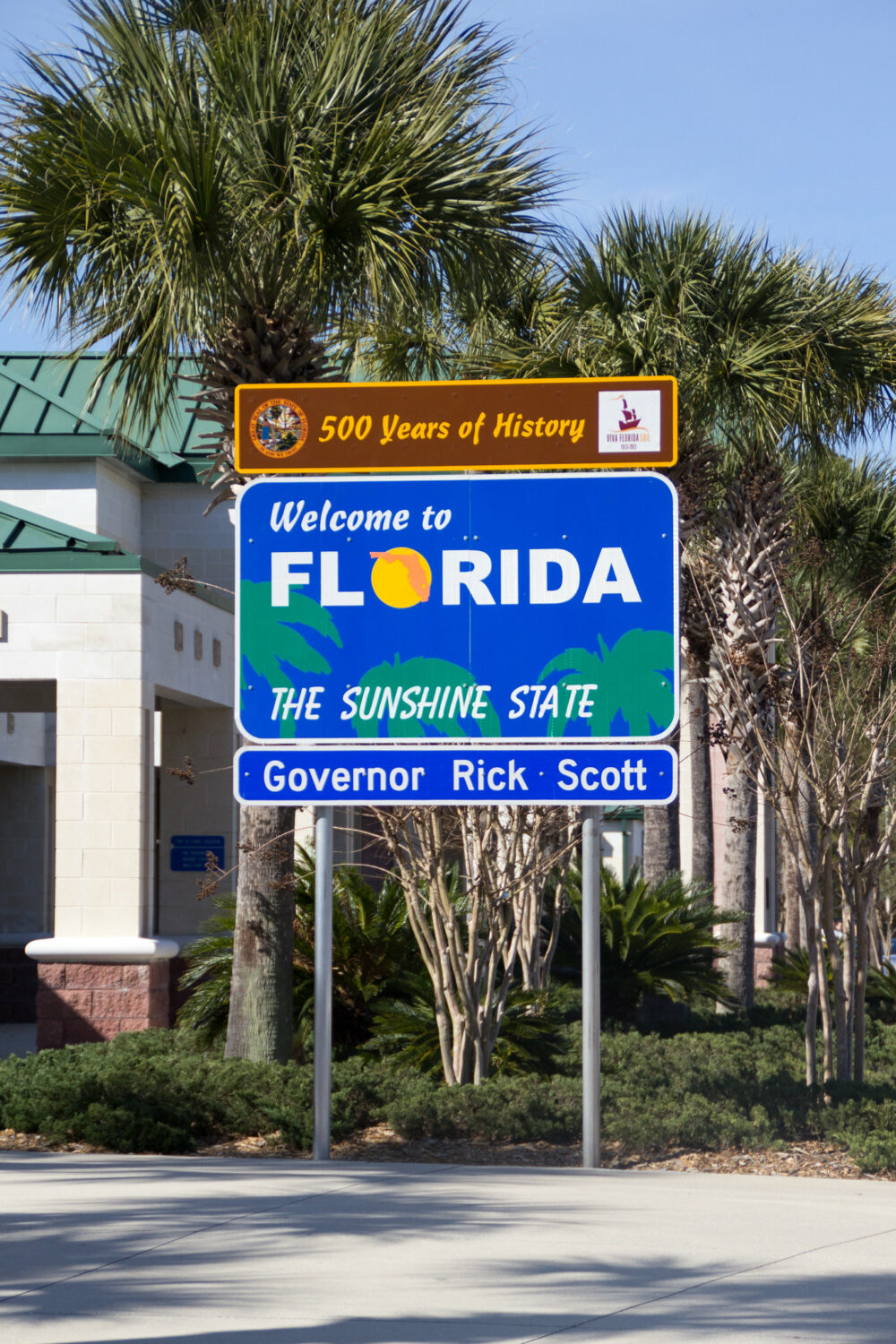 an iconic welcome sign of the sunshine state