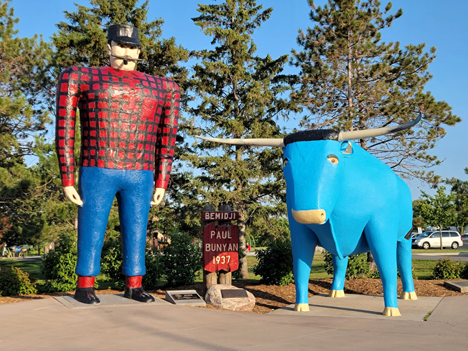 Paul Bunyan & Babe the Blue Ox Statues 2