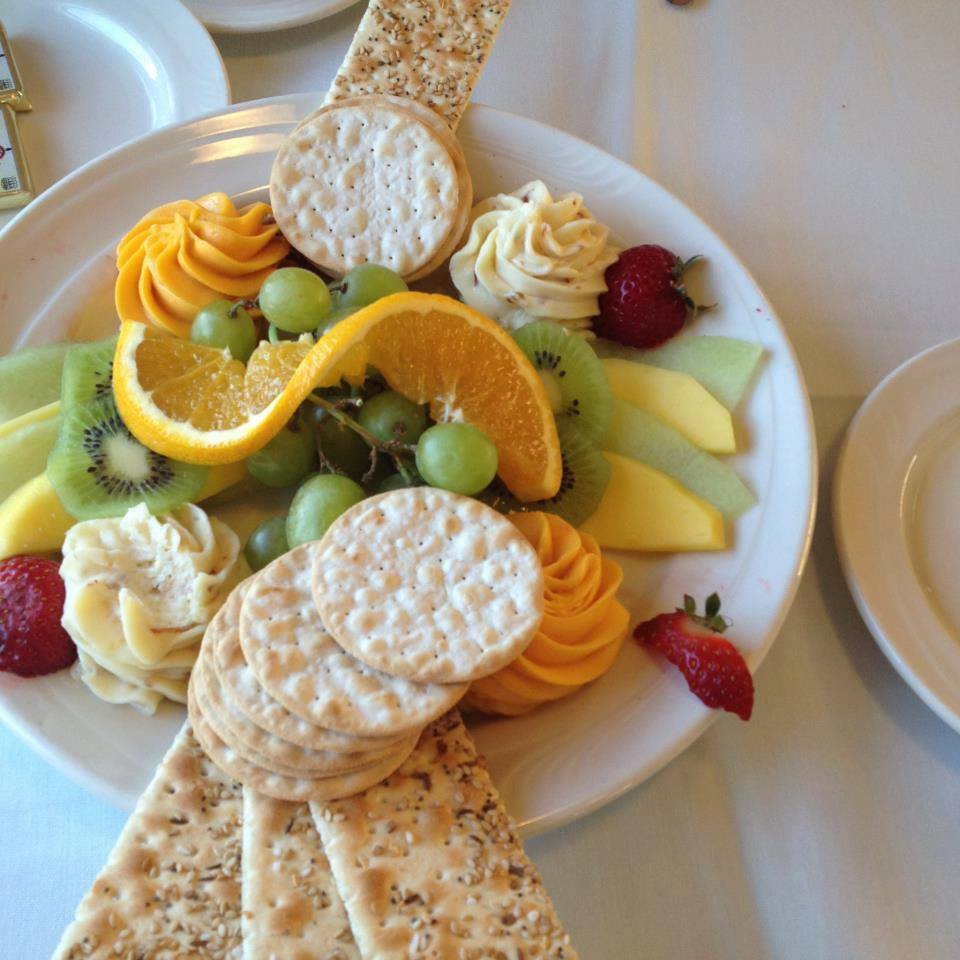 The appetizers, cracker, cheese and some fruits