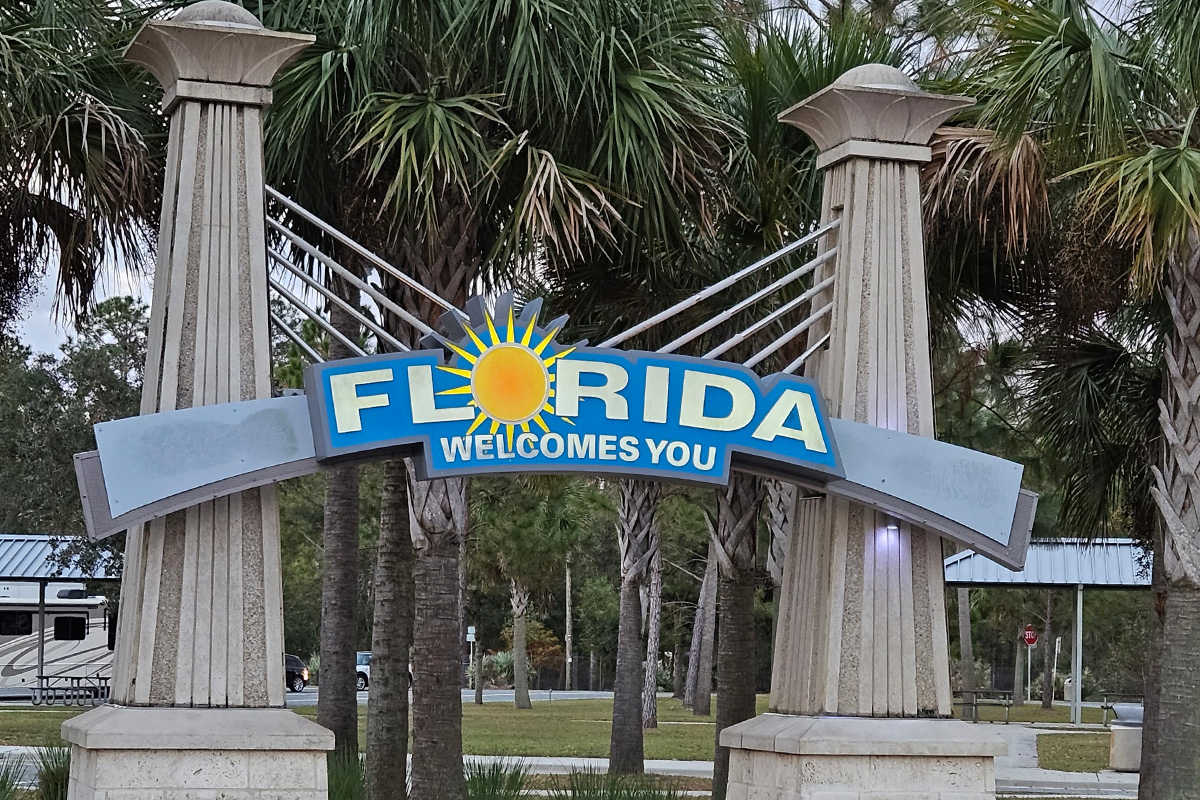 the official welcome sign of the sunshine state