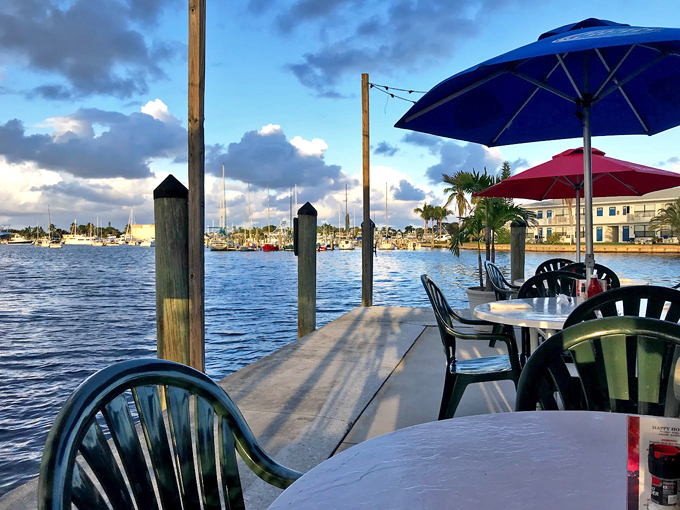 shrimpers grill and raw bar 3