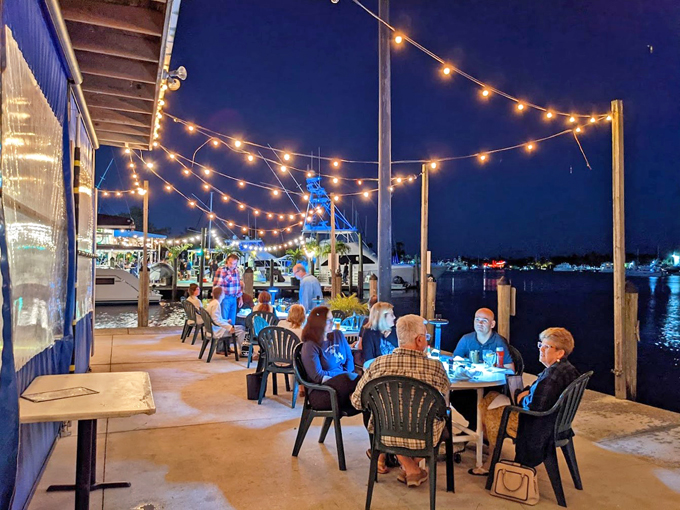 shrimpers grill and raw bar 7