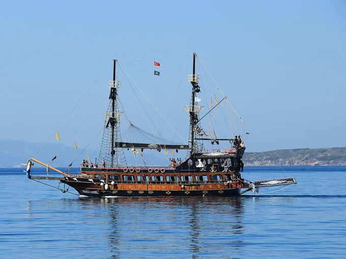 black raven pirate ship 9