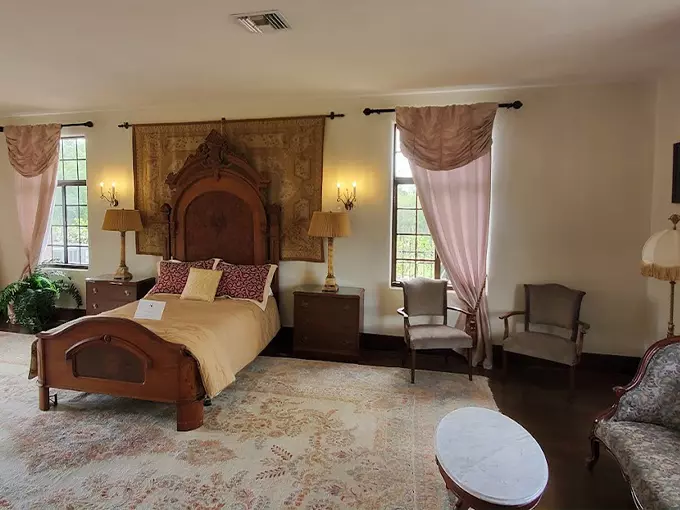 howey mansion 6