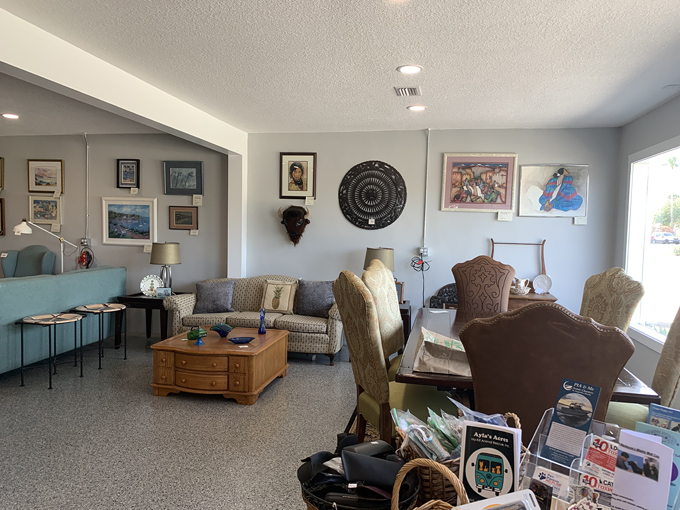 Ayla's Acres No-Kill Animal Rescue Thriftique 4