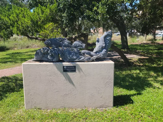 https://familydestinationsguide.com/weird-sculptures-park-florida/ 4