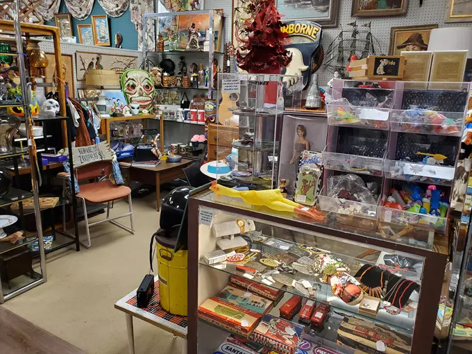Town Peddler Craft and Antique Mall 8