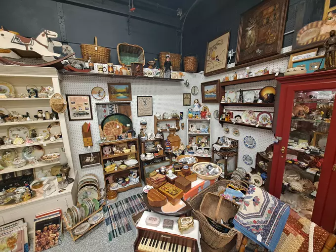 Town Peddler Craft and Antique Mall 9