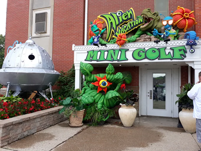 alien vacation mini golf 1