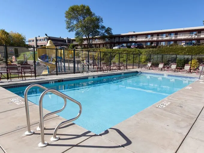 Edgewater Hotel and Waterpark 7