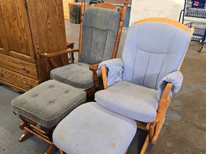 Free, Cheap, and Antique Store - Thrift Store 7