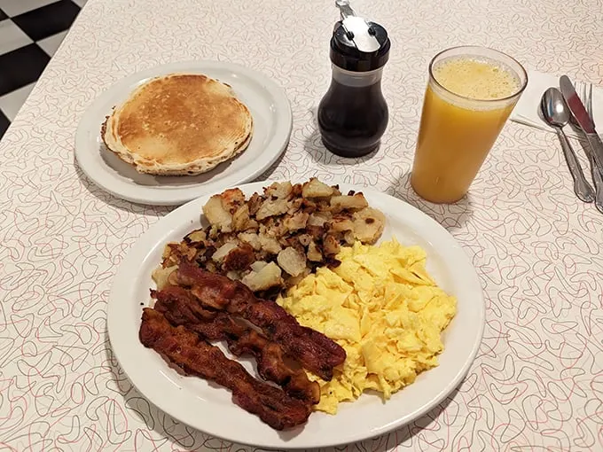 Lola's Diner 5
