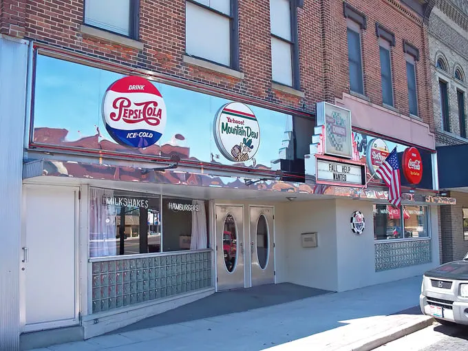 Mom’s Diner & Pizzeria 1