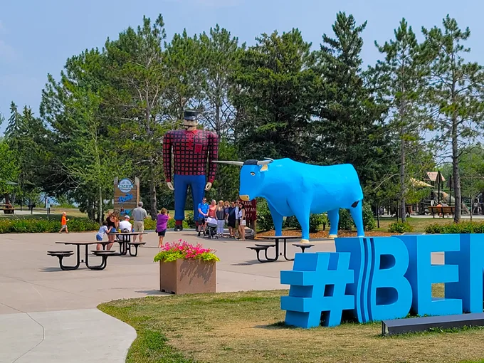 Paul Bunyan & Babe the Blue Ox Statues 8