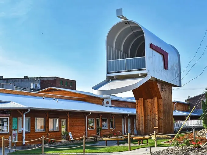 The World's Largest Mailbox 1
