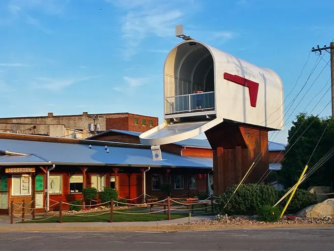 The World's Largest Mailbox 9