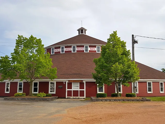 World's Largest Round Barn 1