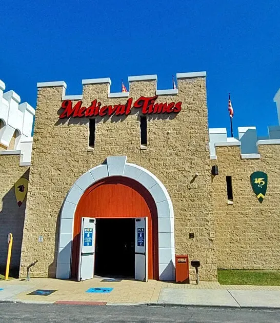 medieval themed restaurant illinois ftr