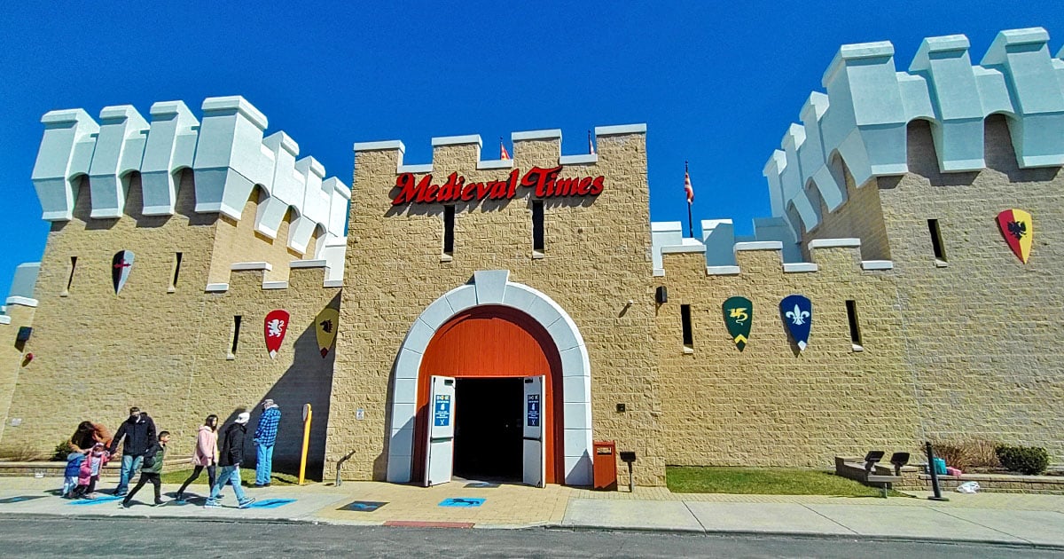 this-medieval-themed-restaurant-in-illinois-is-a-whimsical-dining