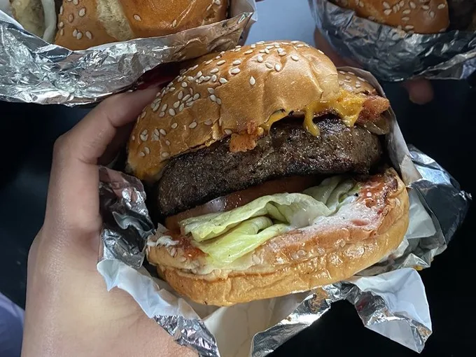 cheddar burger at paradise pup 4