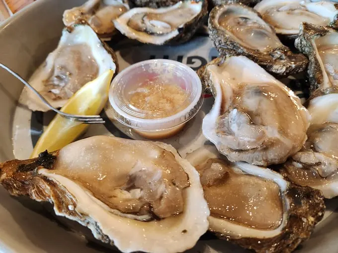 hole in the wall seafood and raw bar 3
