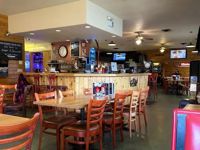 Knob & Kettle Restaurant and Lounge 3