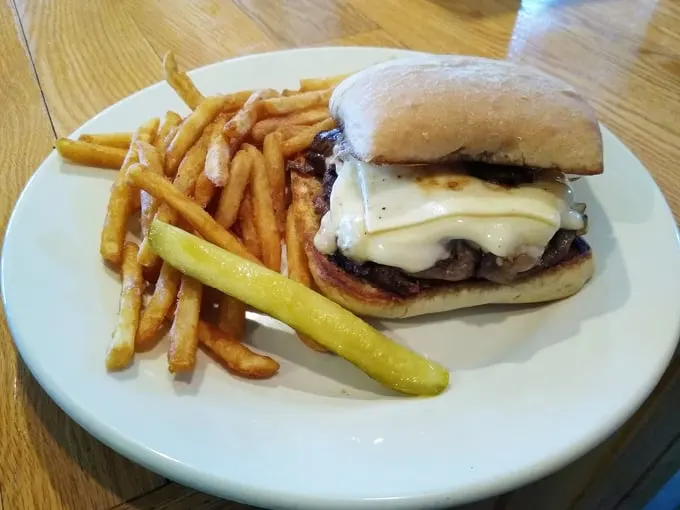 Knob & Kettle Restaurant and Lounge 4